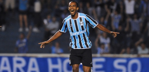 Naldo não procura novo clube, só perdeu espaço no Grêmio, diz ...